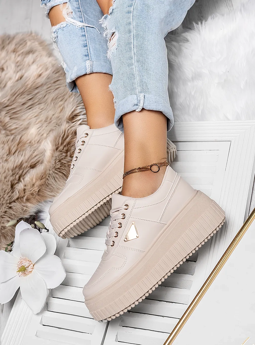 Damskie buty sportowe beżowe na wysokiej platformie TL252-8 - Escoli