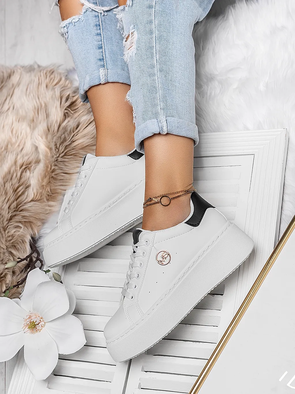 Damskie buty sportowe biało-czarne na platformie TL248-09 - Escoli